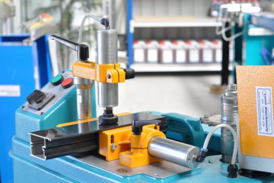 KM211P Manual End Milling Machine - AMS | Aluminium Machinery Solutions